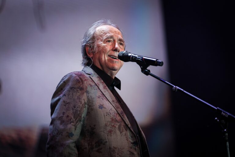 Serrat torna als escenaris per recaptar fons per a València